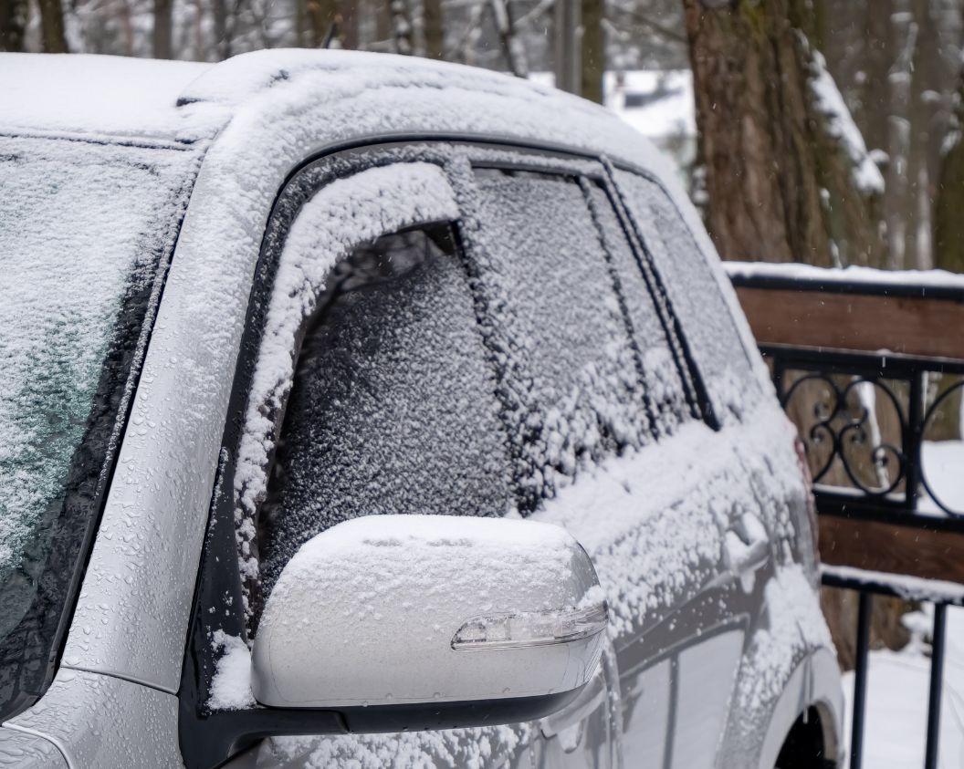 Autoruiten ontdooien: de do's & don’ts – ABS Autoherstel